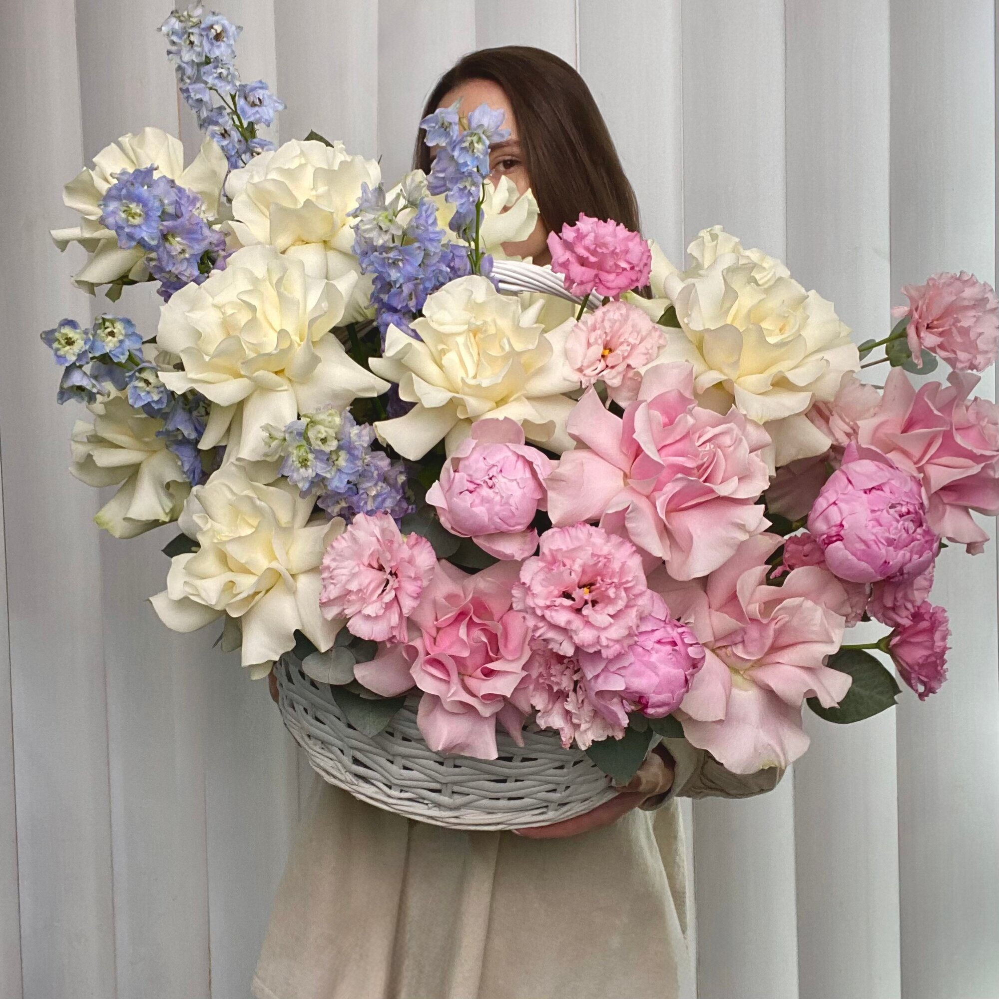 Корзина с французскими розами. Дельфиниумом, пионами и эустомой Ver flowers