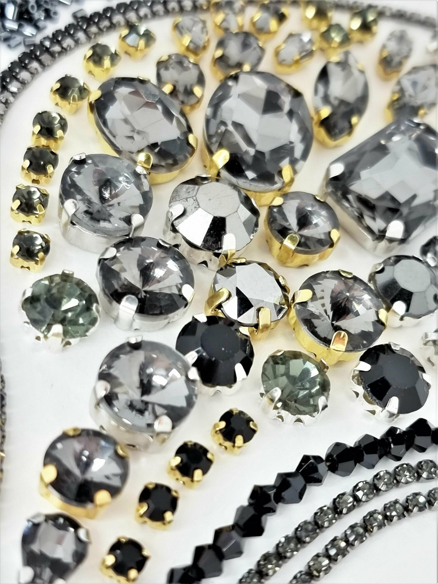 Серые стразы, пайетки, бисер, бусины. 2-18мм. 85шт.