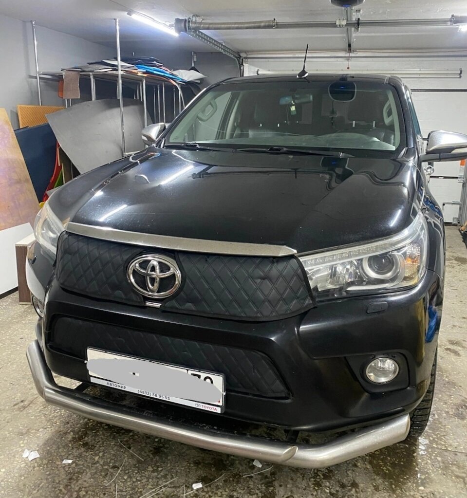 Утеплитель решетки радиатора для Toyota Hilux 2015-2020 г. (черная экокожа)