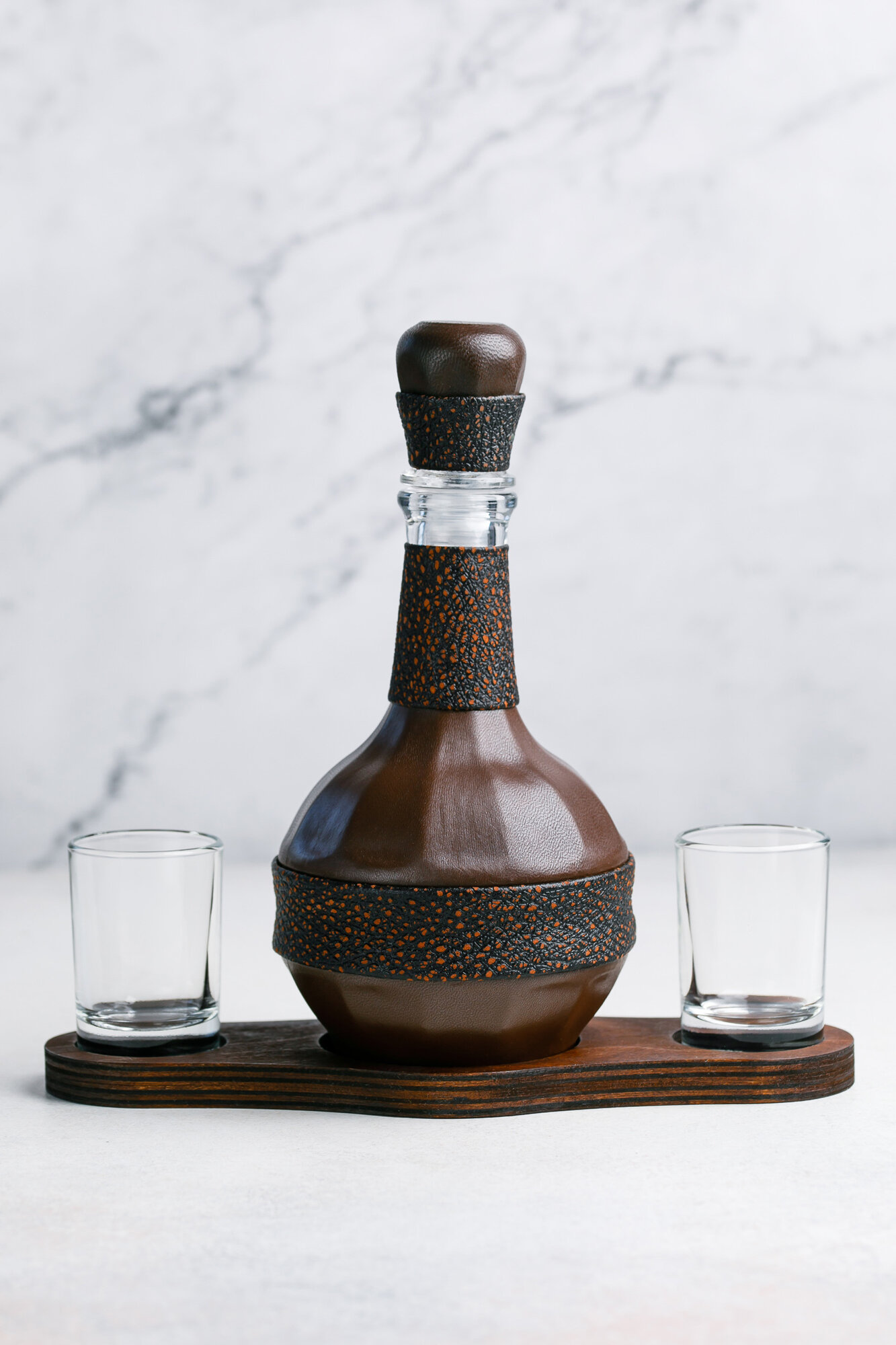 Графин стеклянный с пробкой в оплетке из натуральной кожи BoomGift