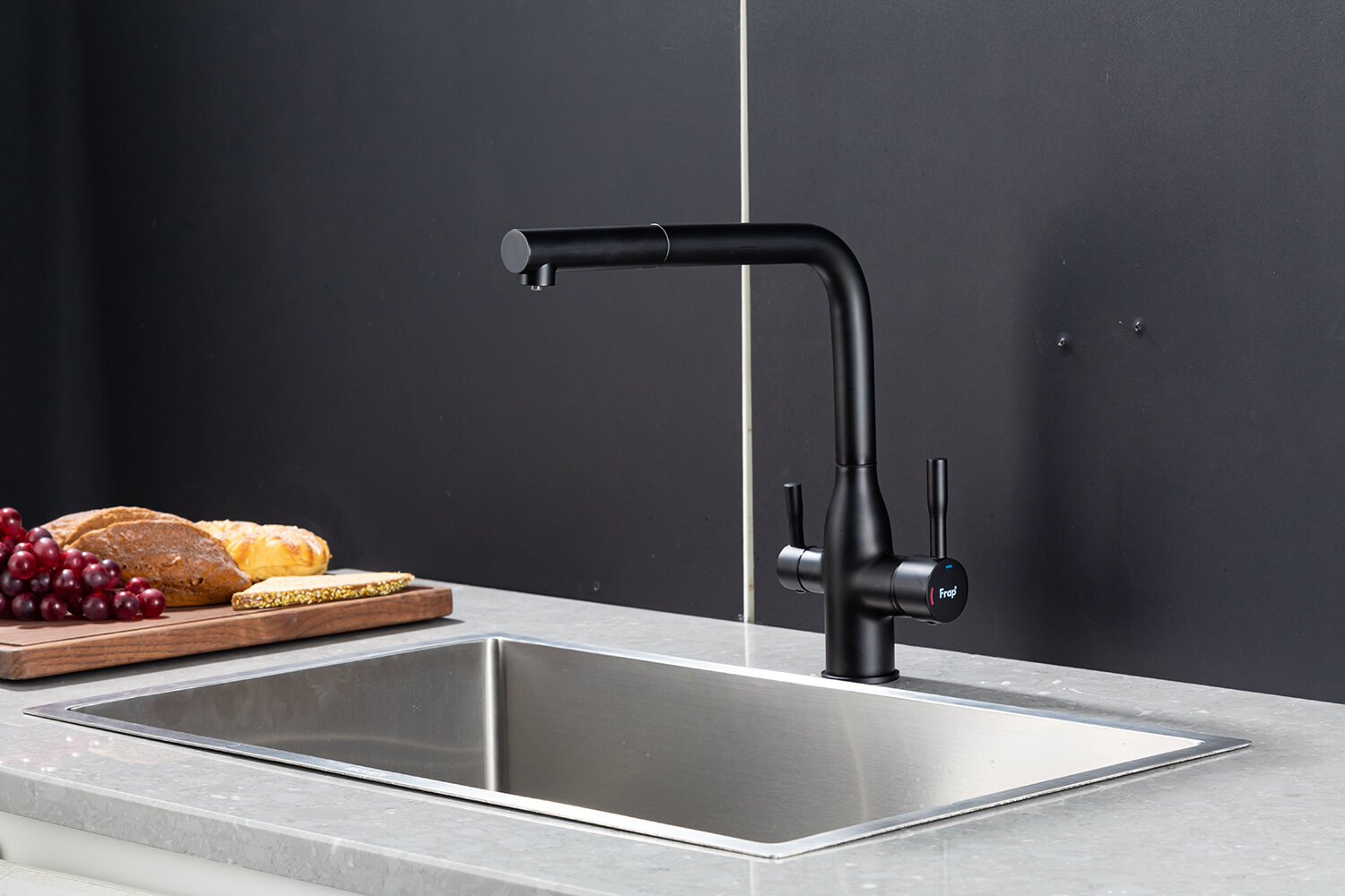 Смеситель для кухни Frap F4396-36 черный, встроенный фильтр, выдвижной излив