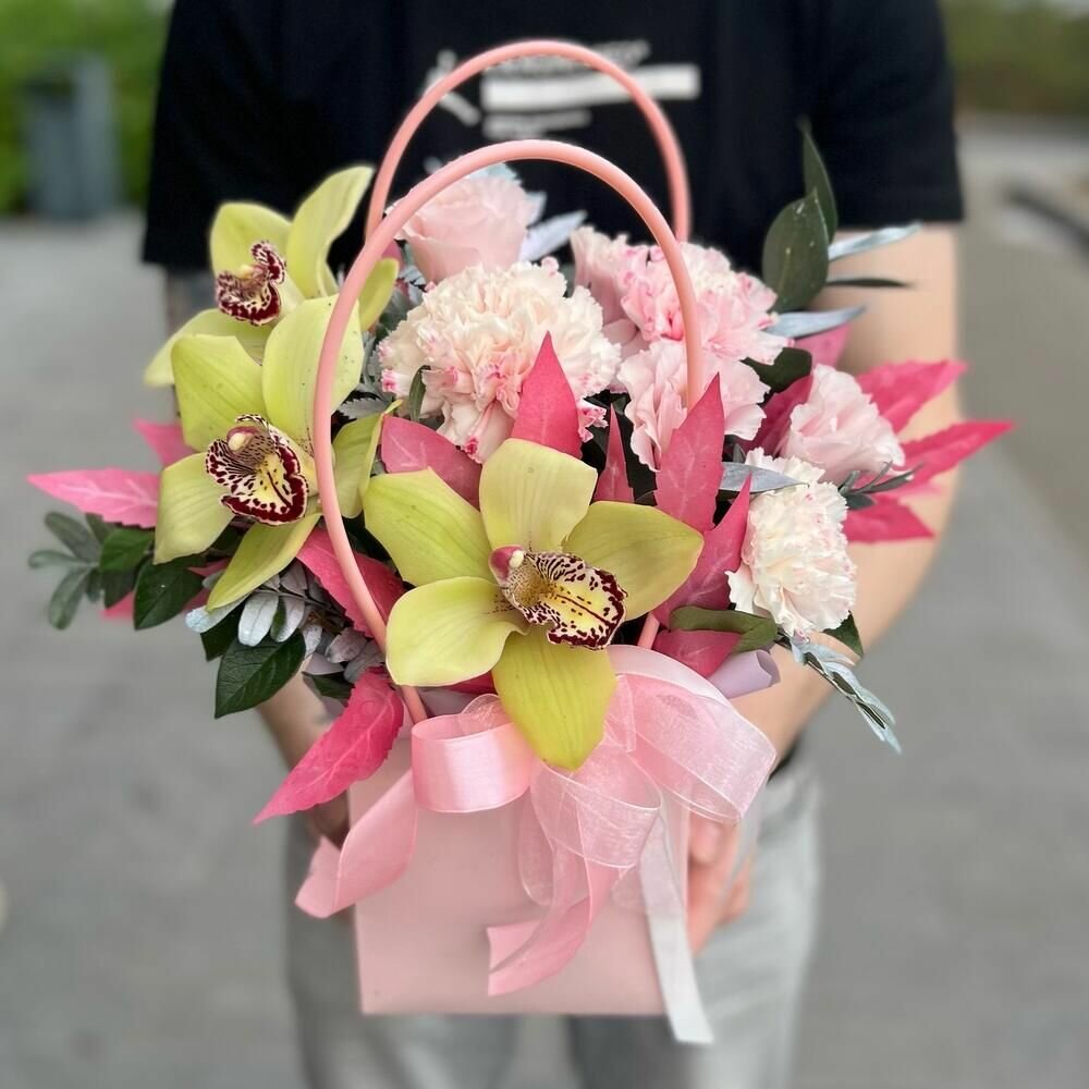 Композиция в сумочке с орхидеями, эустомой и гвоздикой - Plaza Flowers