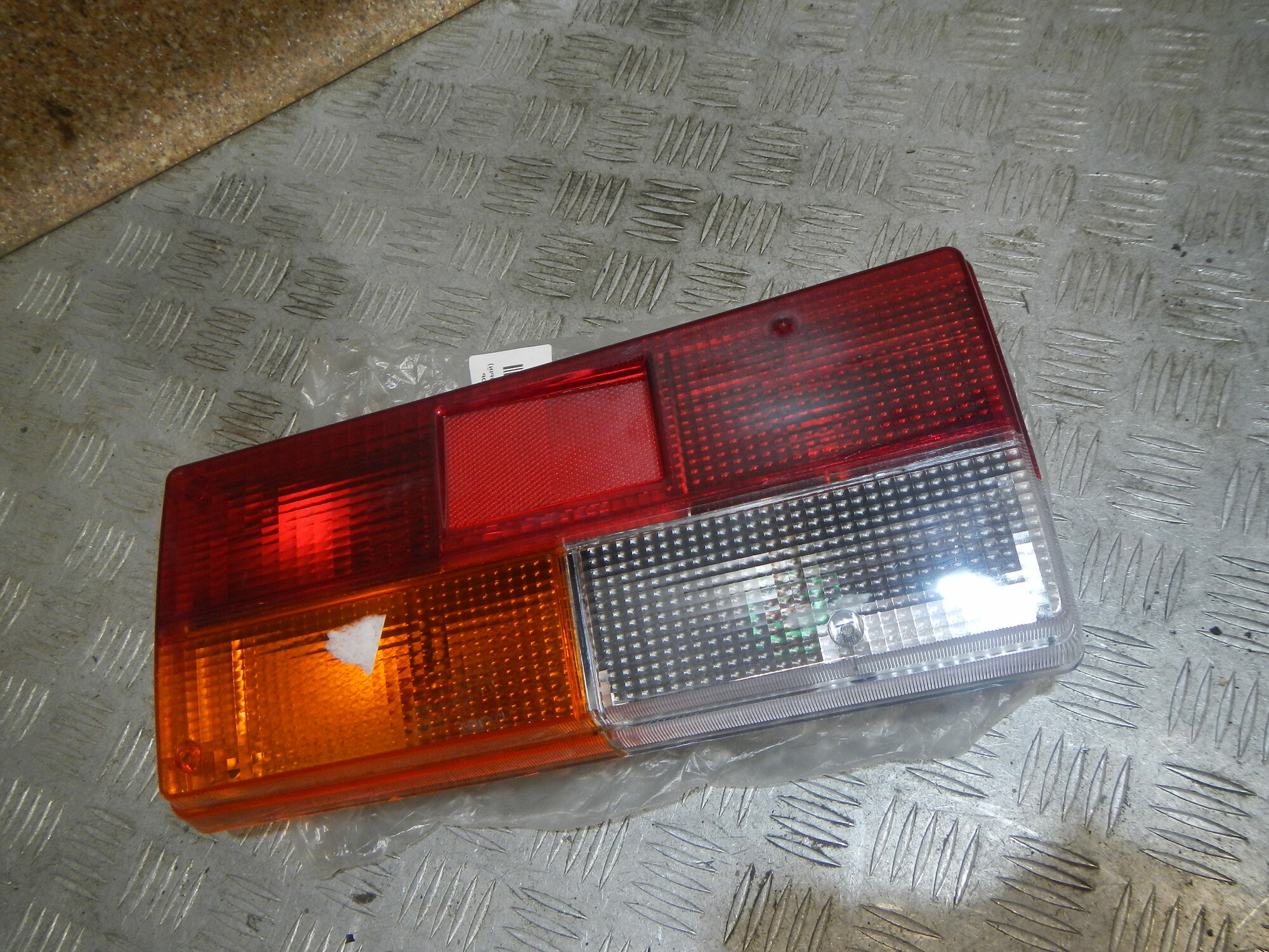 Б/У Фонарь задний левый, ВАЗ-2107 ВАЗ 2107 Новый, царапины на стекле. 531550 LADA арт. 21070371601100