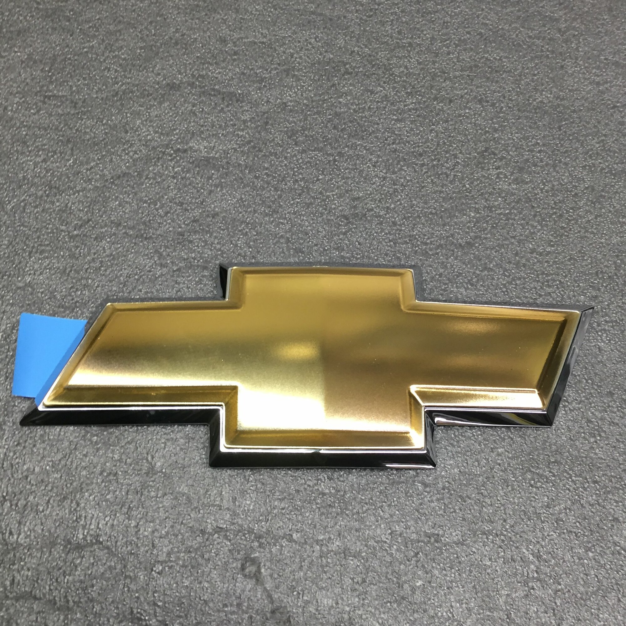 Эмблема решетки радиатора 00021579140300 (Нива Шевроле 2123)