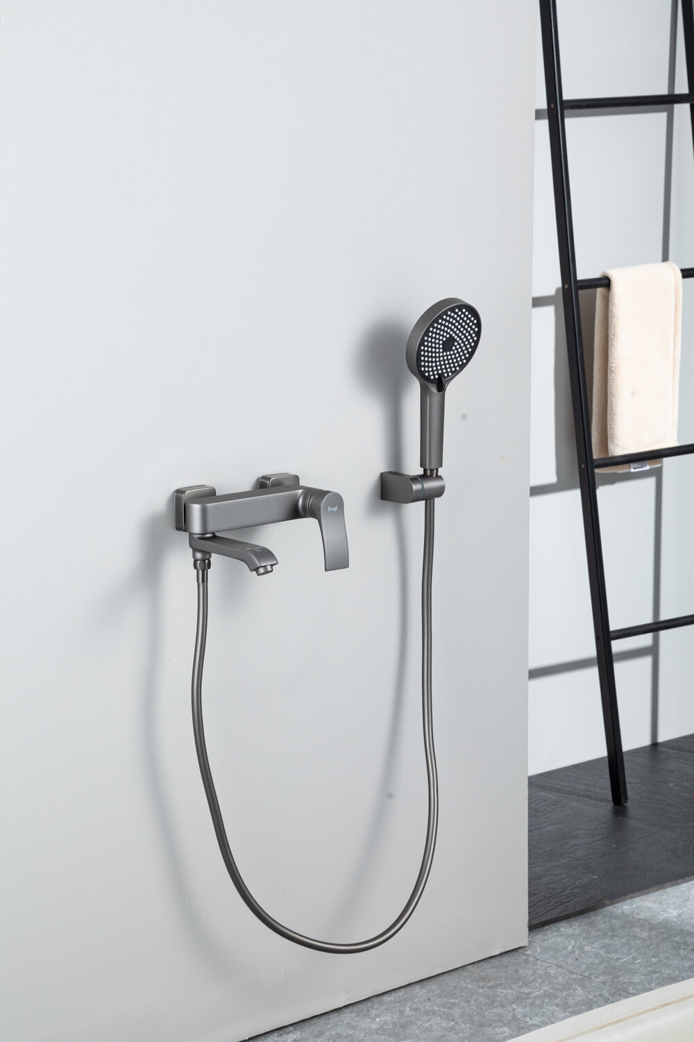 Смеситель для ванны короткий излив Frap F3275-19 латунь, графитовый, лейка 3 режима