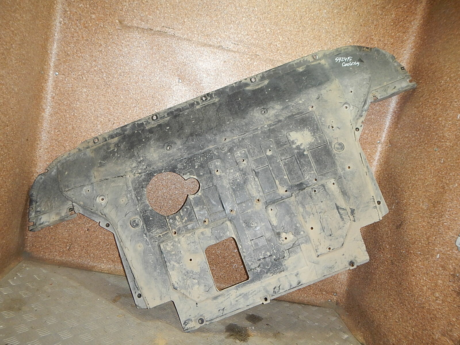 Б/У Пыльник двигателя, Geely (Джили)-COOLRAY (20-) GEELY COOLRAY (20-) Вырезан кусок, трещина, сломано 2 крепления. 5924...