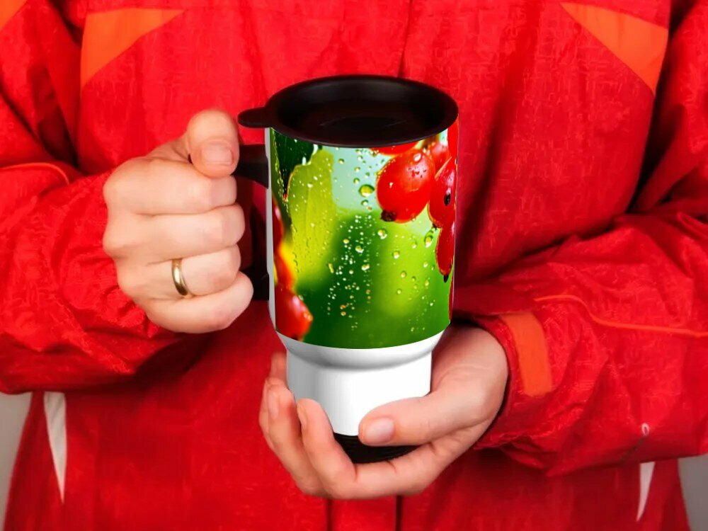 Тремокружка для авто с принтом "Крупный план спелых красных смородин, покрытых капельками воды, на фоне зеленых листьев. Освещение мягкое, с солнечными бликами, создающее." 0.5 л.