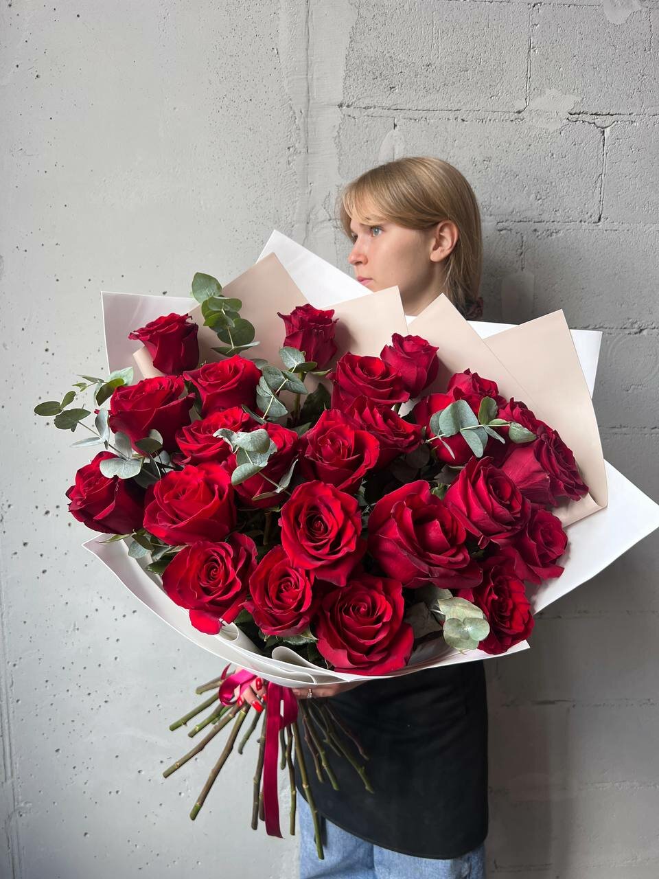 Букет из красных роз с эвкалиптом "Кармен", р-р L, алые розы, девушке, жене, подруге, маме, день рождения, праздник