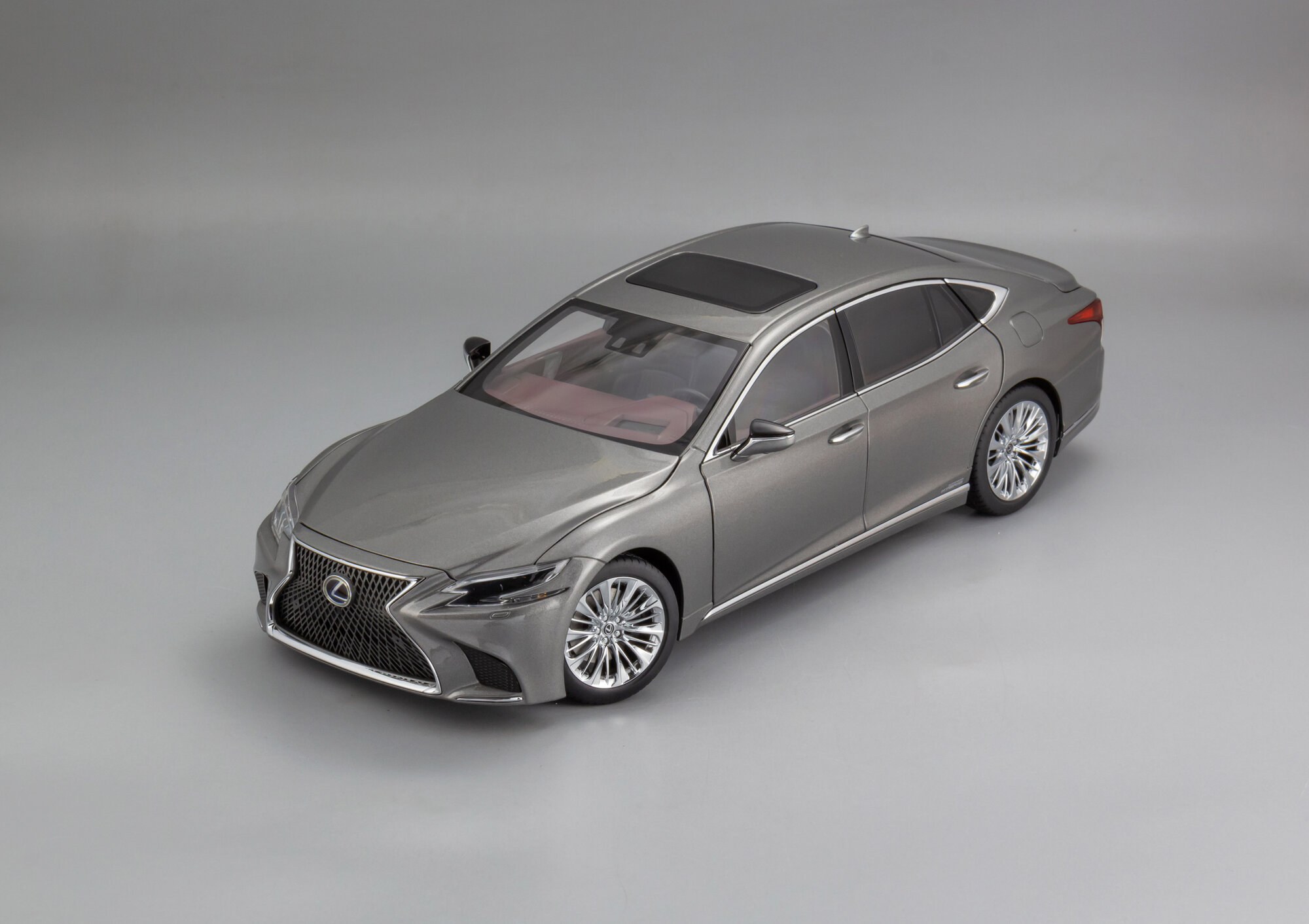 1:18 Lexus LS 500h, Коллекционная масштабная модель от AUTOart