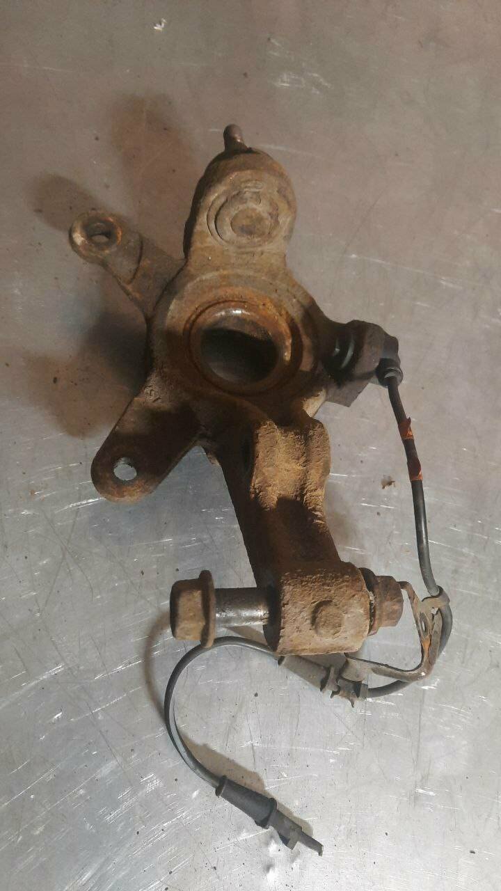 Кулак передний правый Honda Civic 7 2001