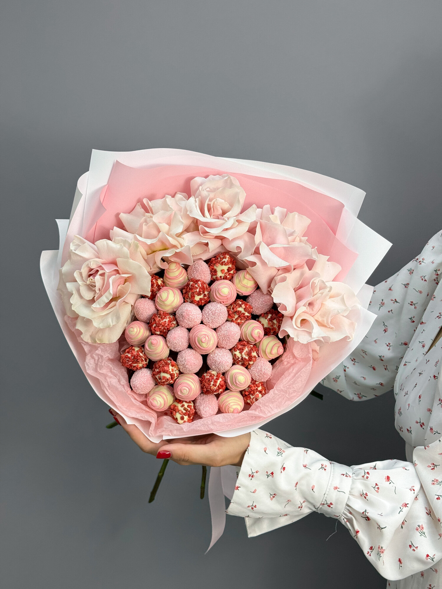 Букет из 5 розовых французских роз и клубники в шоколаде (36 шт) Amour