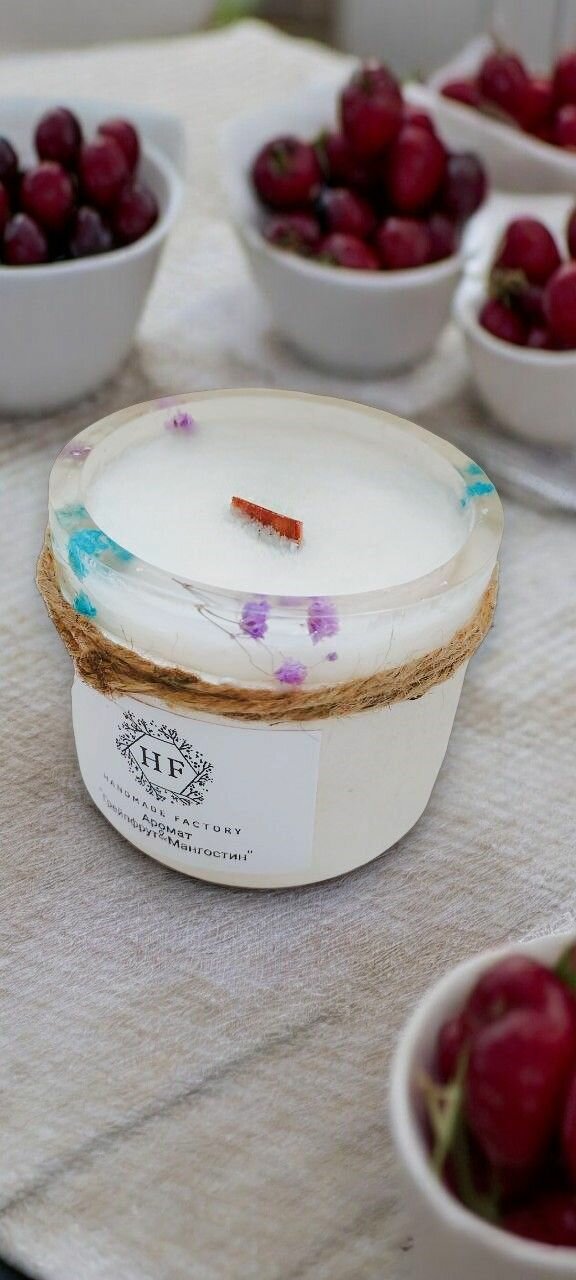 Свеча ручной работы "Грейпфрут&Мангостин" в уникальном подсвечнике