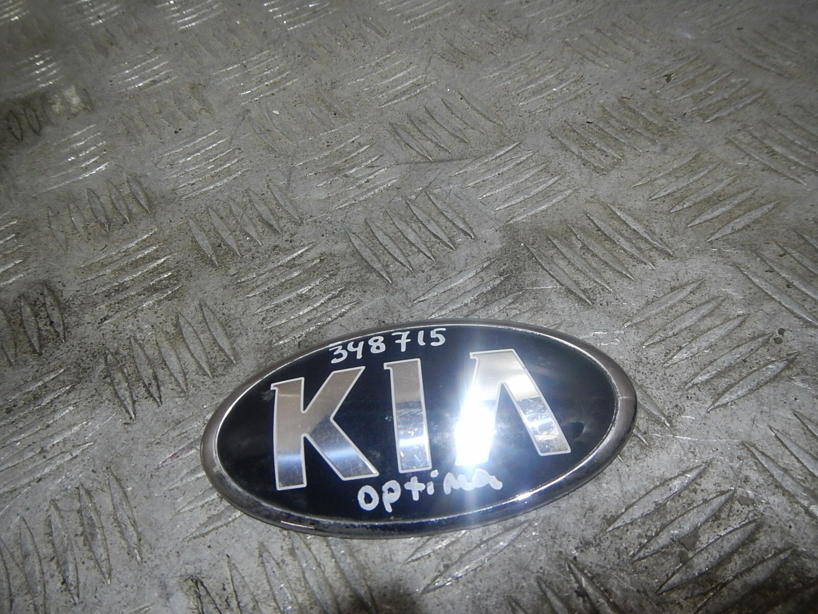 Б/У Эмблема, KIA (Киа)-OPTIMA (10-) KIA OPTIMA (10-) Мелкие царапины. 348715 Hyundai-KIA арт. 863182T000