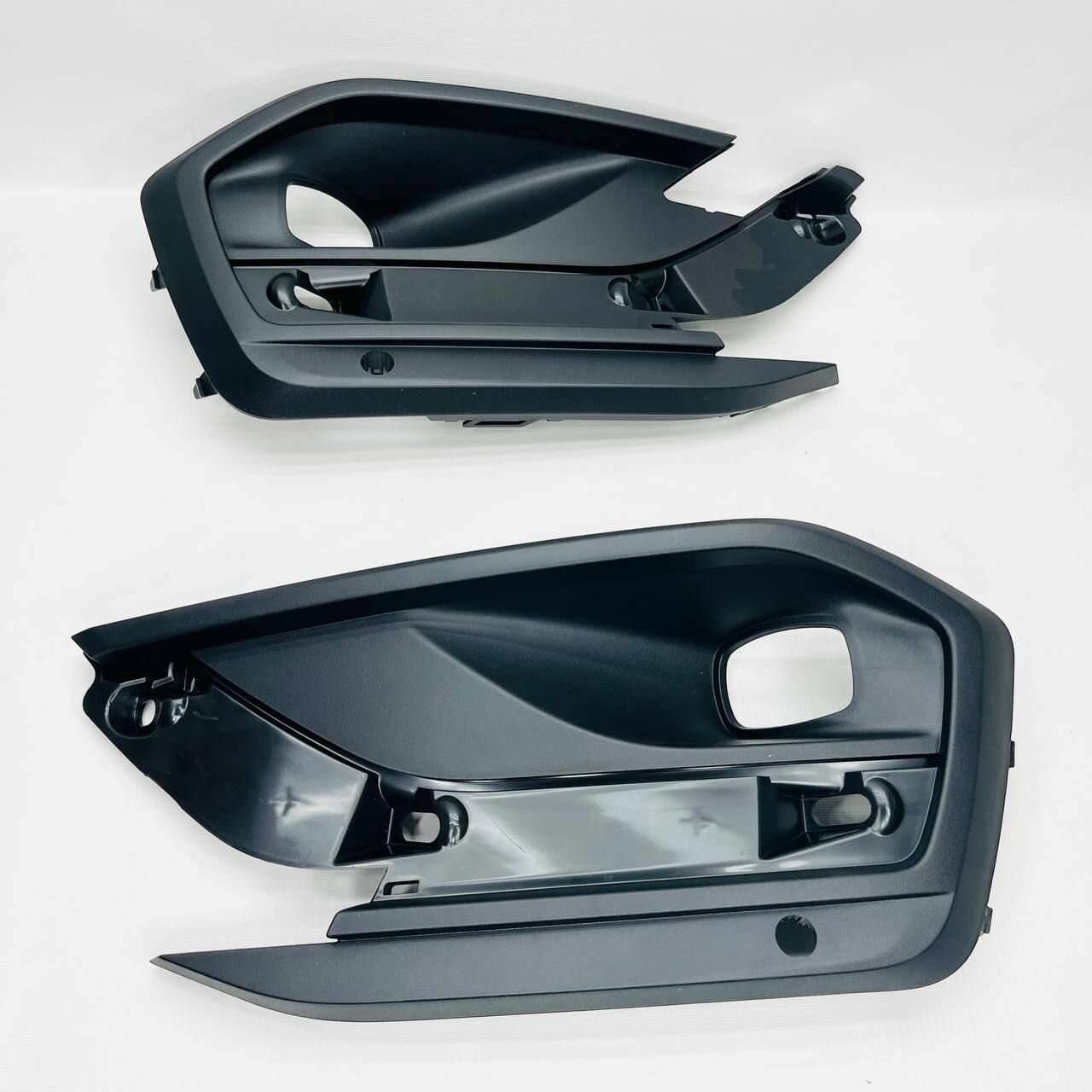 Очки противотуманных фар / Облицовка ПТФ с отверстиями для парктроника Лада Веста НГ с 2023 г. (рамки туманок, комплект)