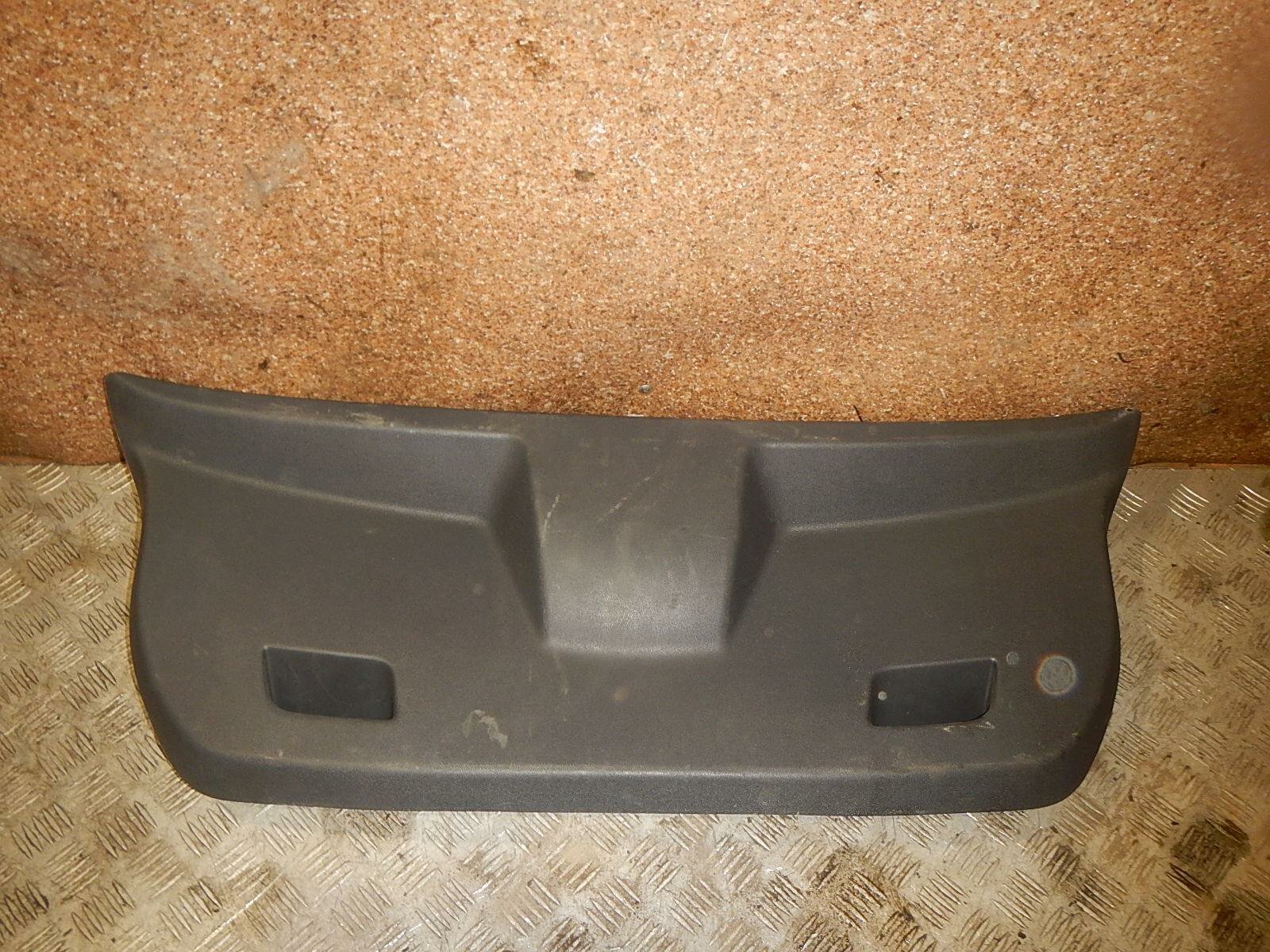 Б/У Обшивка двери багажника, Opel (Опель)-CORSA D (06-) OPEL CORSA D (06-) 3 двери. Задиры,царапины. 426031 GENERAL MOTOR...