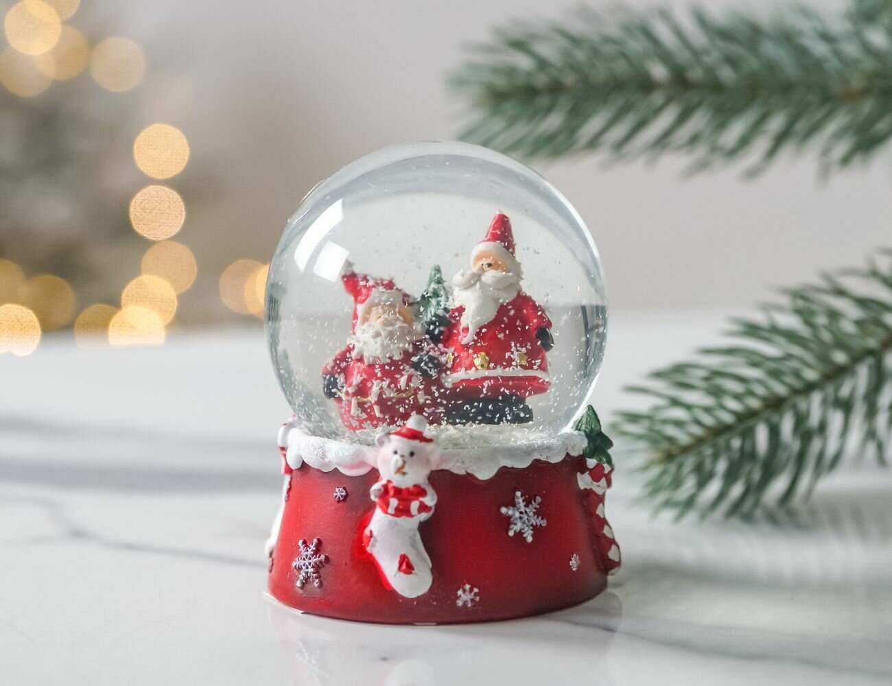 Снежный шар весёлая парочка - ДВА санты, полистоун, стекло, 9 см, Sigro 50-1065-3