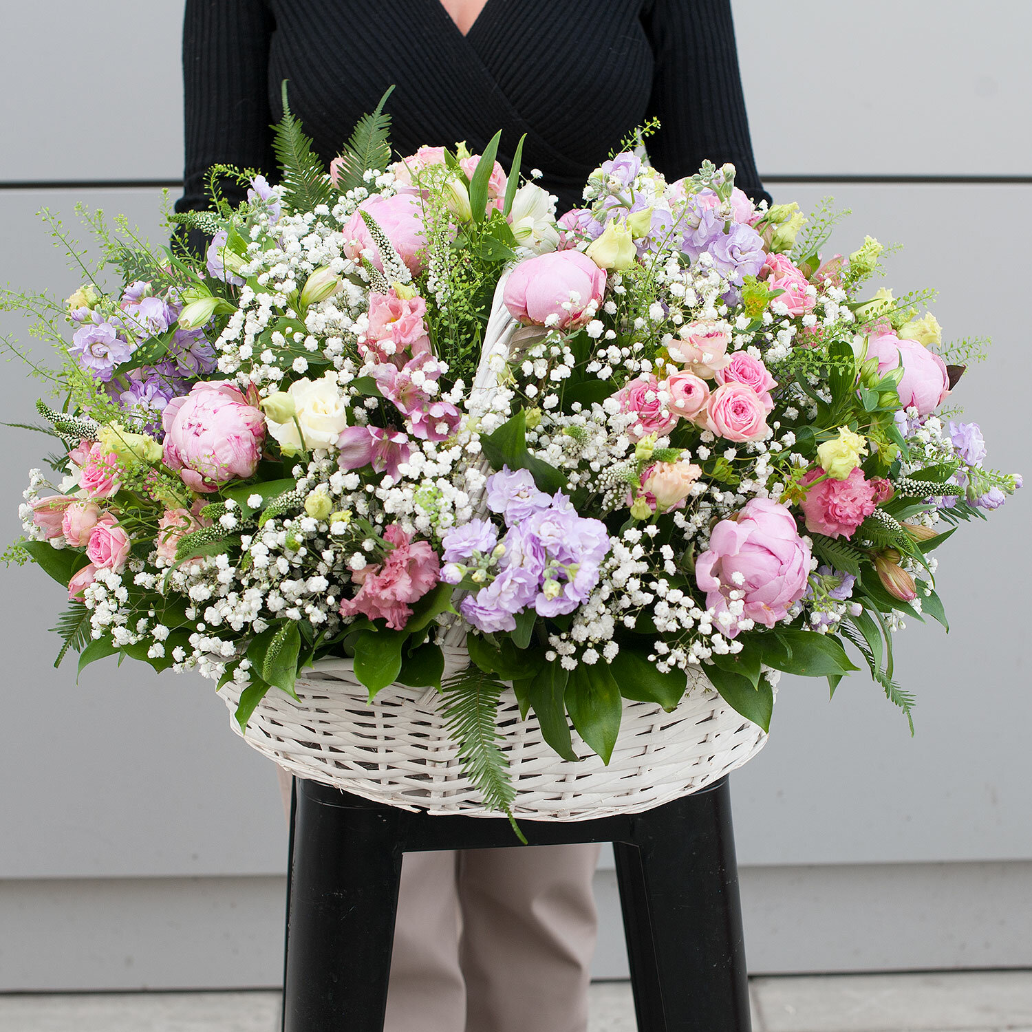 Корзина из пионов, кустовых роз, гипсофилы и других цветов и зелени "Миллион звезд"