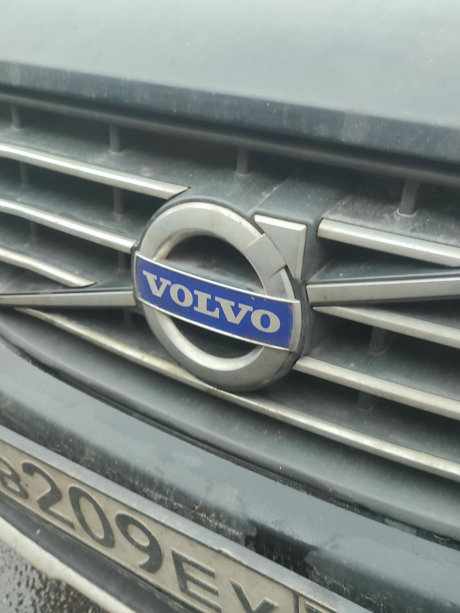 Наклейка VOLVO на решетку радиатора синяя размер 11.7 см х 2.8 см на модели см. описание