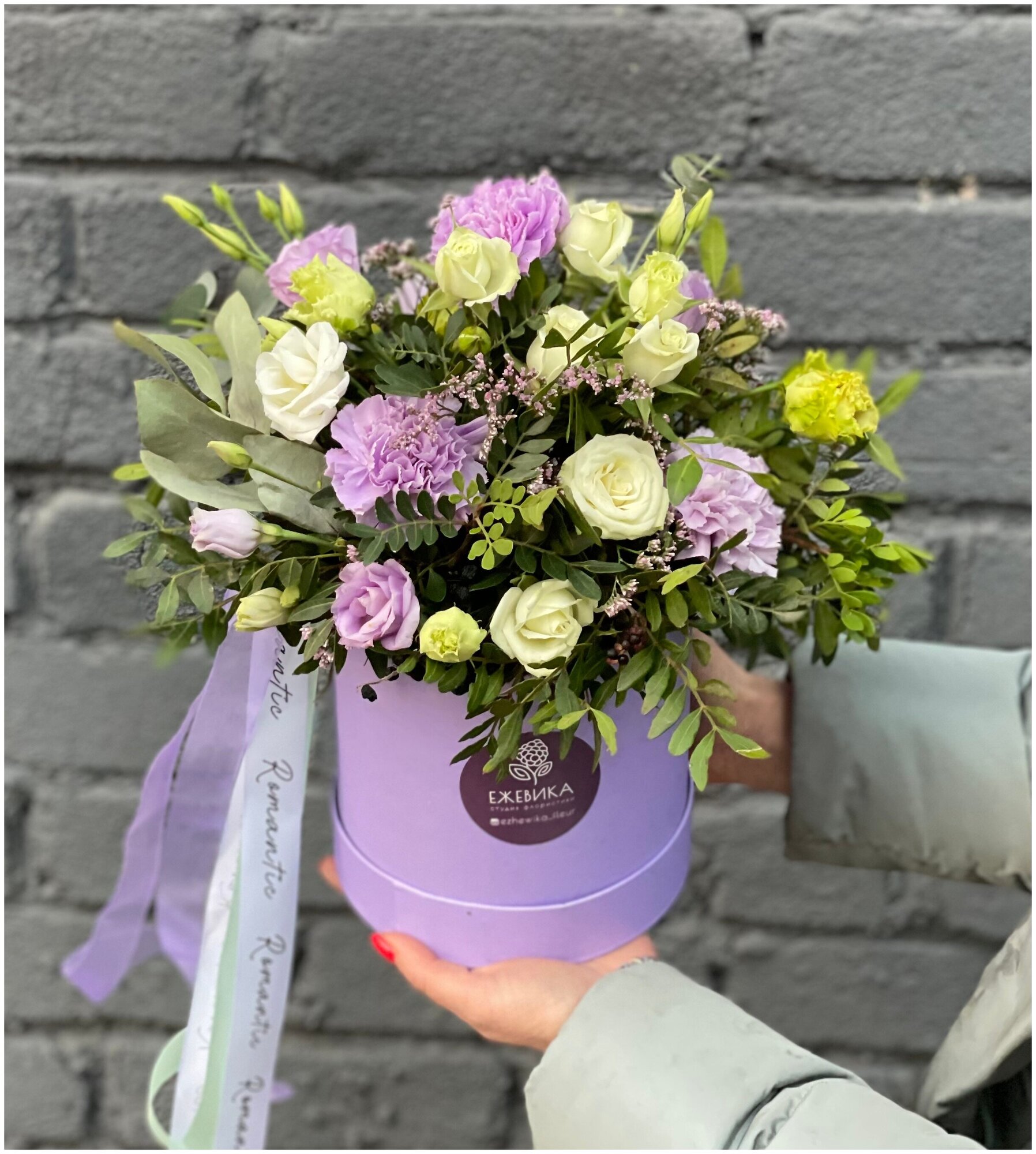 Композиция в лиловых тонах, гвоздика, розы кустовые, эустомы,