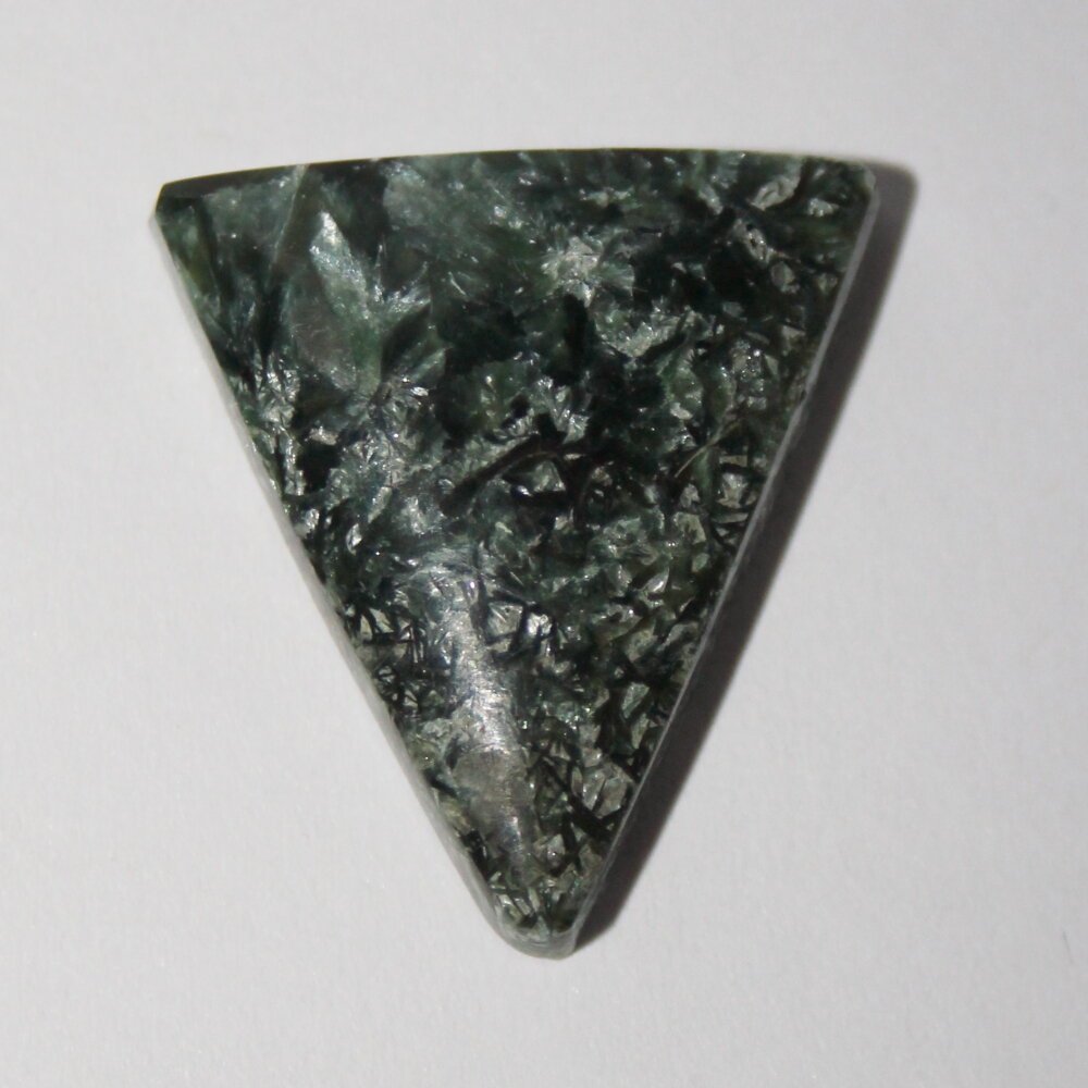 Клинохлор Серафинит кабошон, 25х22х3 мм, Сибирь, "True Stones"