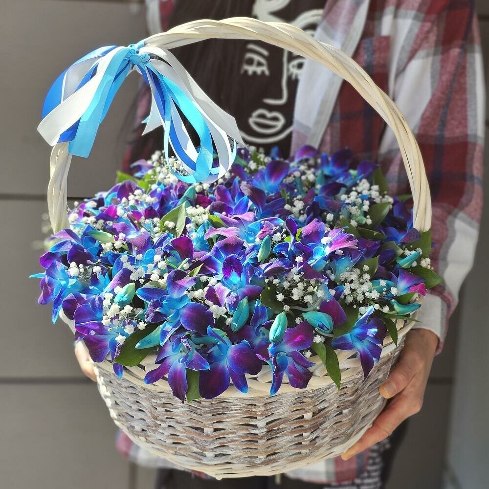 Корзина с цветами корзина с синий дендробиумом и белой гипсофилой, от КупиБукет