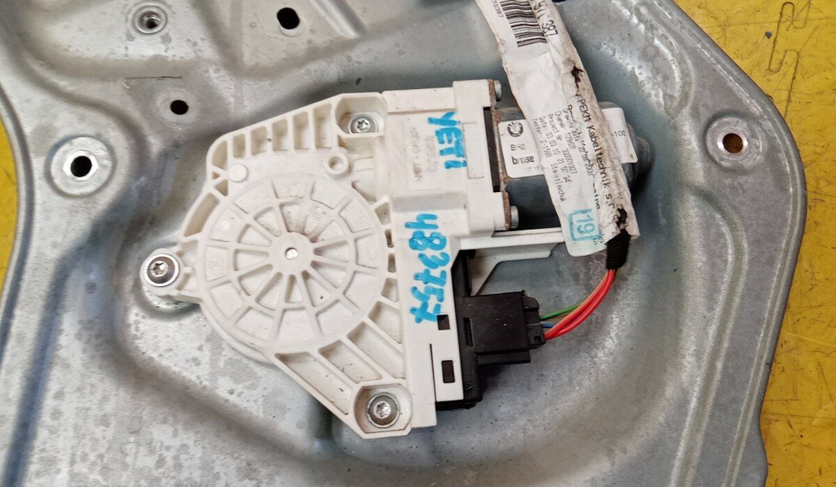 Моторчик стеклоподъемника Yeti Skoda 5L0959811
