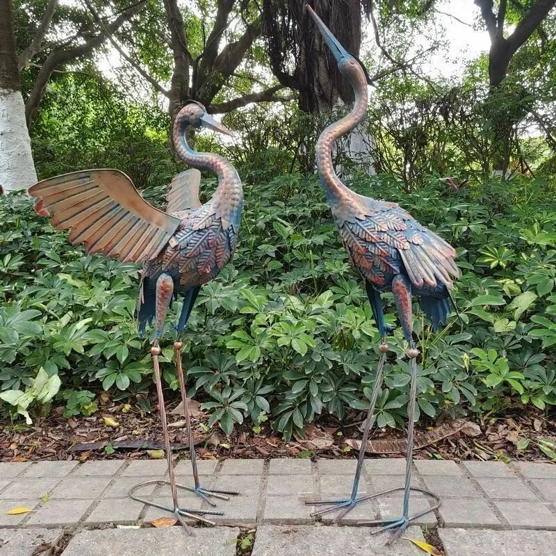 Украшение сада статуей металлического журавля с красной короной
