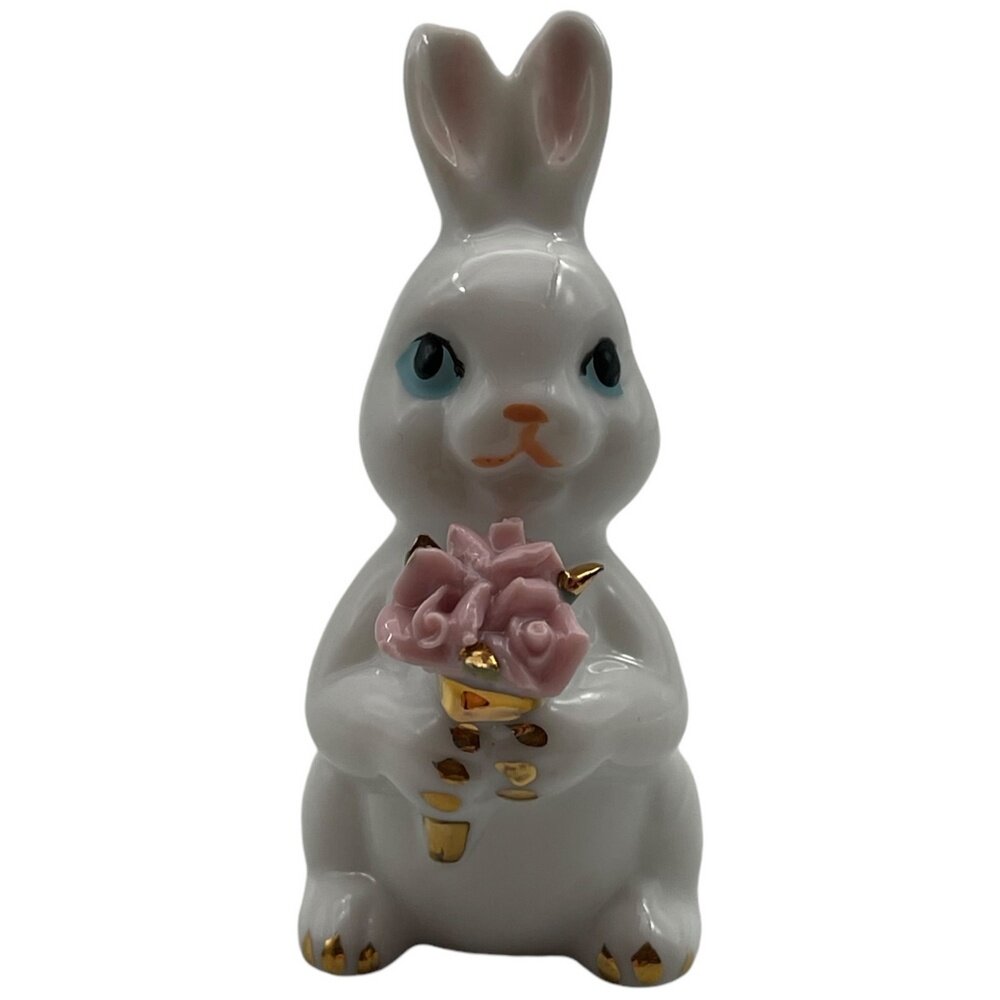 Фарфоровая статуэтка "Зайчик с букетом роз", 2000-2015 гг, Китай