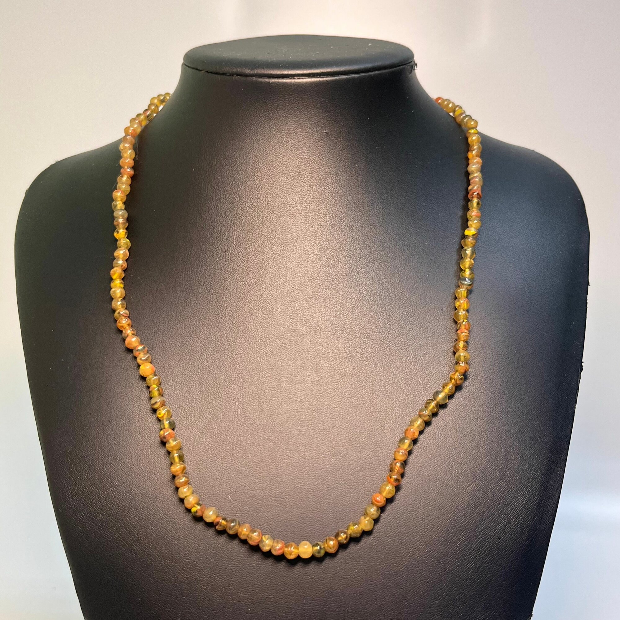 Винтажные бусы из пластика, времен СССР, длина 59 см.