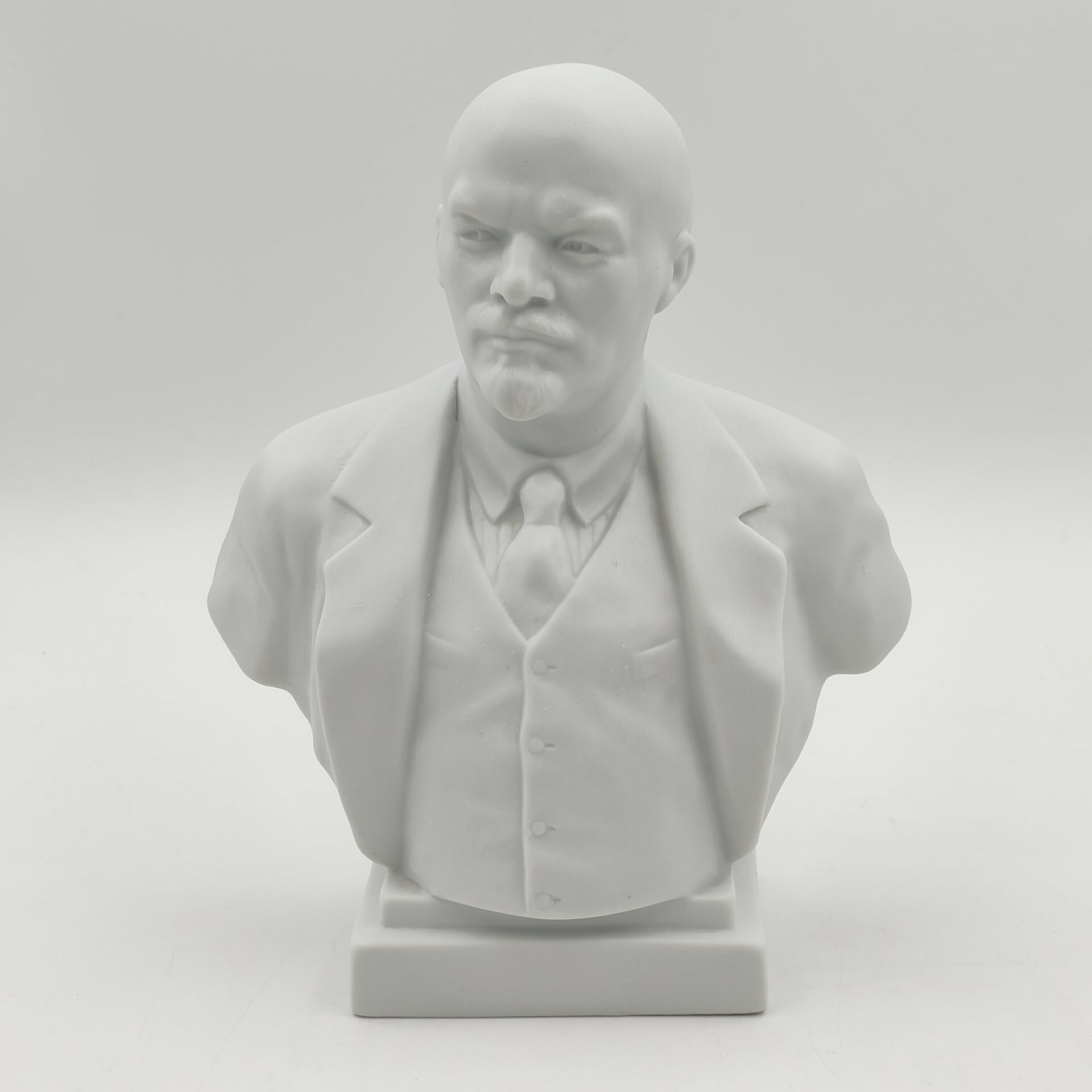 Бюст "Владимир Ильич Ленин", скульпторы Боголюбов В. Я, Ингал В. И, бисквит