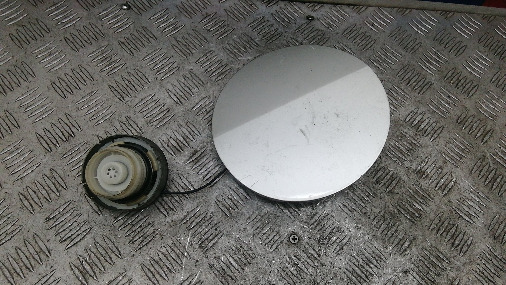 Лючок бака TOYOTA COROLLA VERSO 2