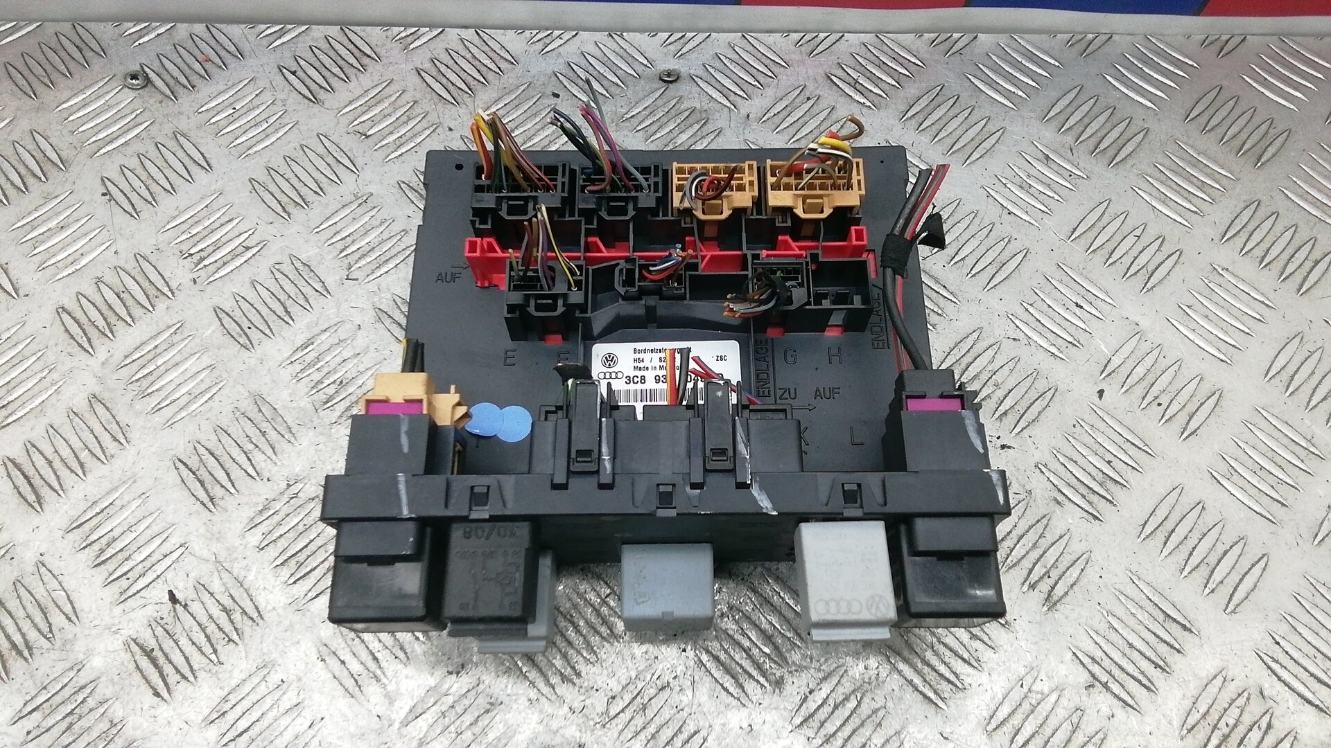 Блок предохранителей VOLKSWAGEN JETTA 5, Номер 3c8937049d