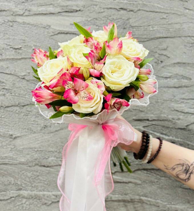 Свадебный букет невесты из эквадорских роз и альстромерий. Цветы на свадьбу