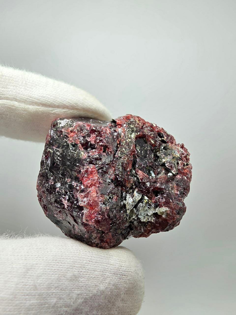 Гранат альмандин 39 мм, 86 г.