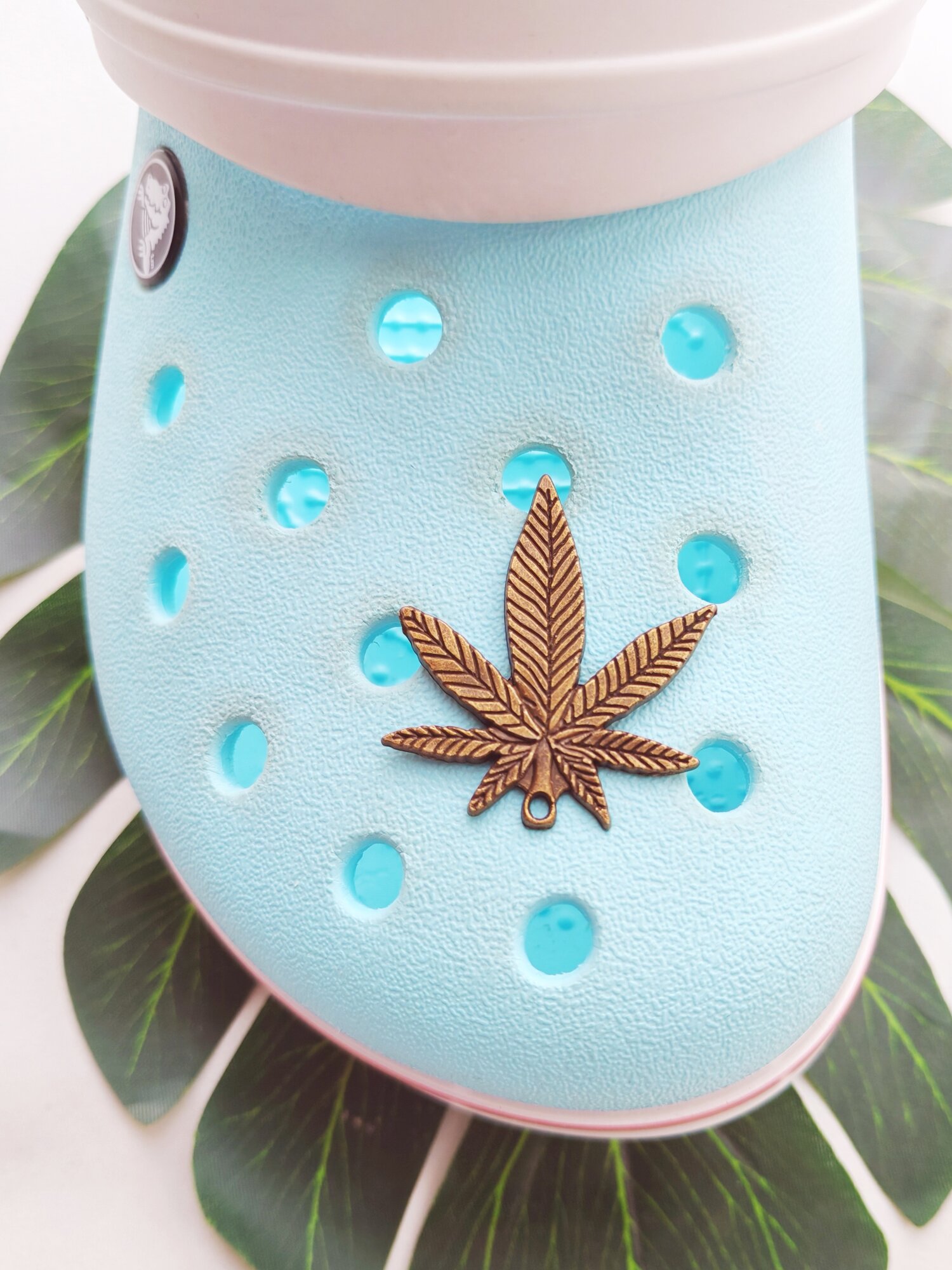 Джибитс листик клена на Crocs