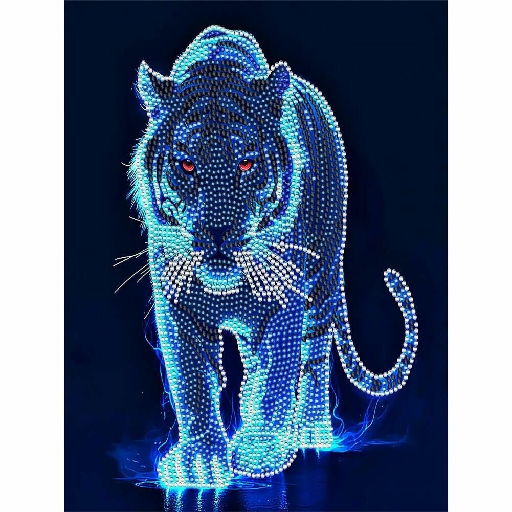 Большая картина из алмазной мозаики размером 30х40 см с изображением фигур животных.