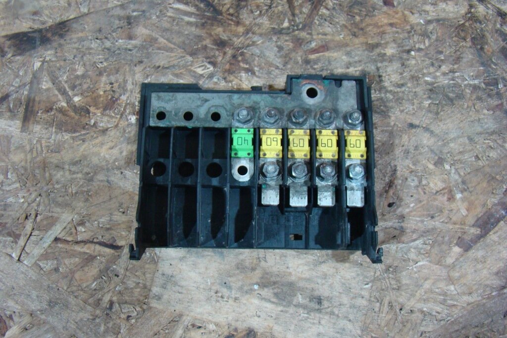 Ford Fusion Блок предохранителей на клемму 1507422