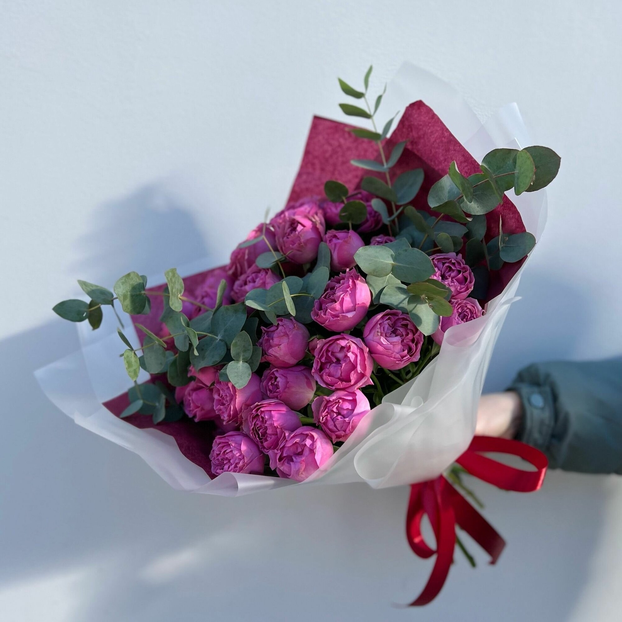 Букет «Вивьен», (7 веток кустовой пионовидной розы с эвкалиптом) «Букет-Мукет»