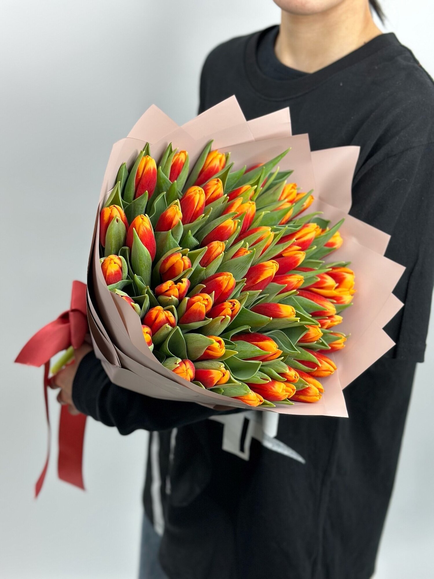 Букет из красно-желтых пламенных тюльпанов 49 шт с экспресс доставкой до двери