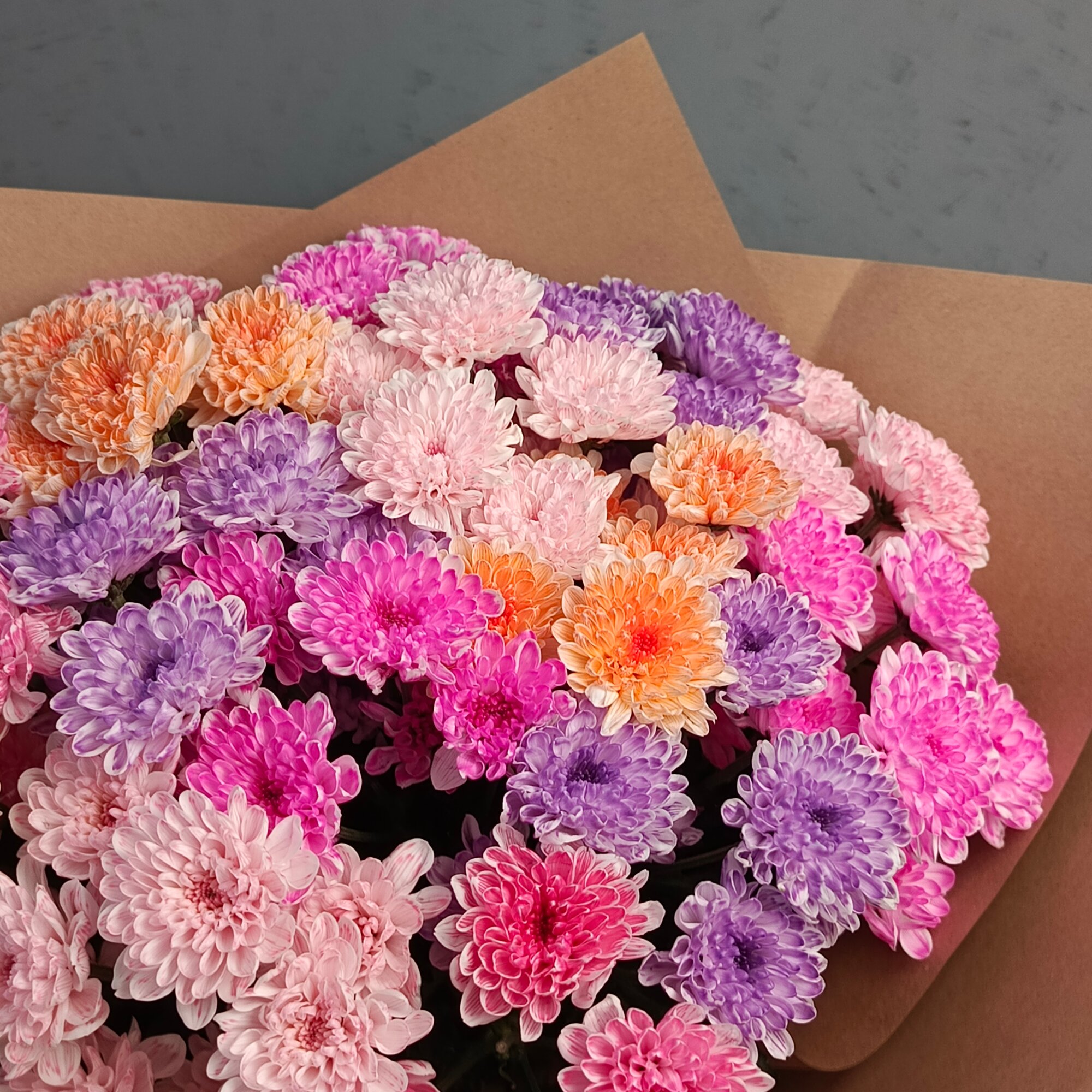 Букет из разноцветной, радужной, яркой хризантемы в крафт упаковке, большой