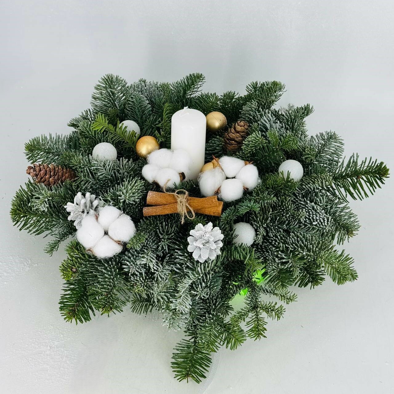 Новогодняя композиция со свечой на стол из живой ели нобилис