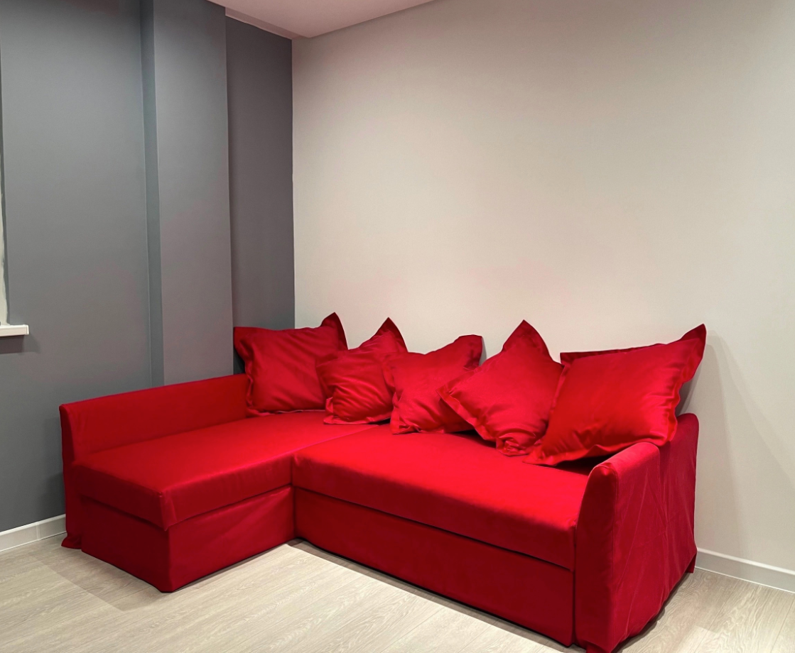 Чехол на угловой диван Хольмсунд (HOLMSUND) Отттенок Алый Велюр