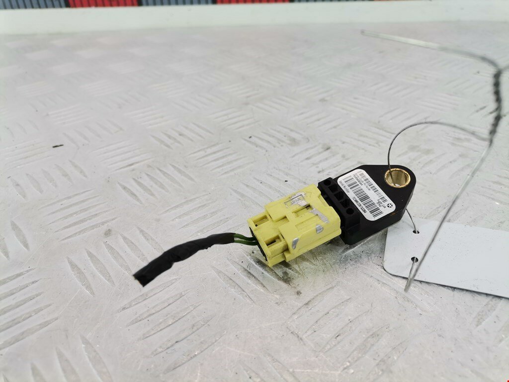 Датчик удара Dodge Nitro 04896065AA арт. 1744579