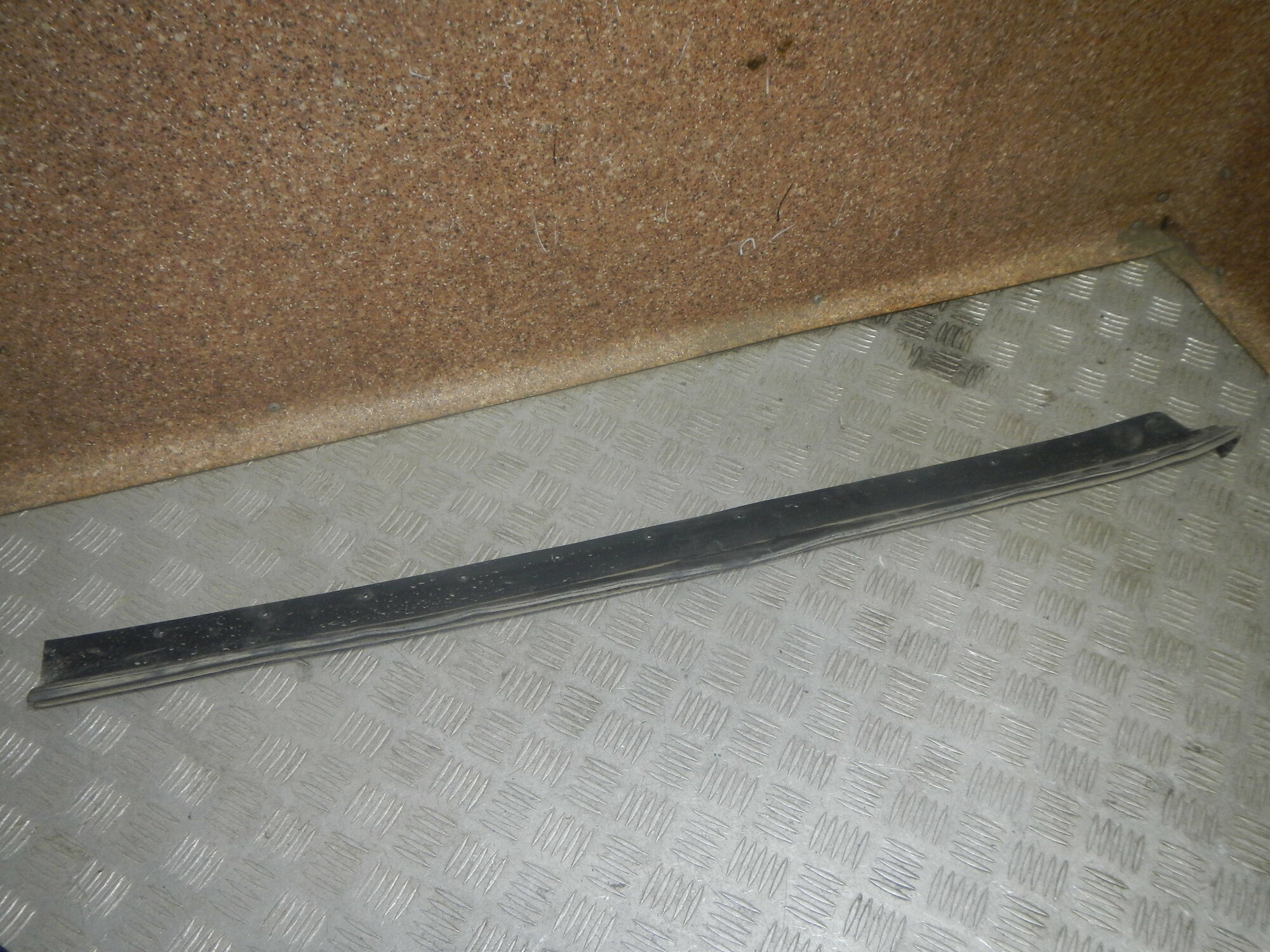 Б/У Уплотнитель двери передней правой, EXEED (Эксид)-VX (21-) EXEED VX (21-) нижний Потертости. 568423 EXEED арт. 5540003...