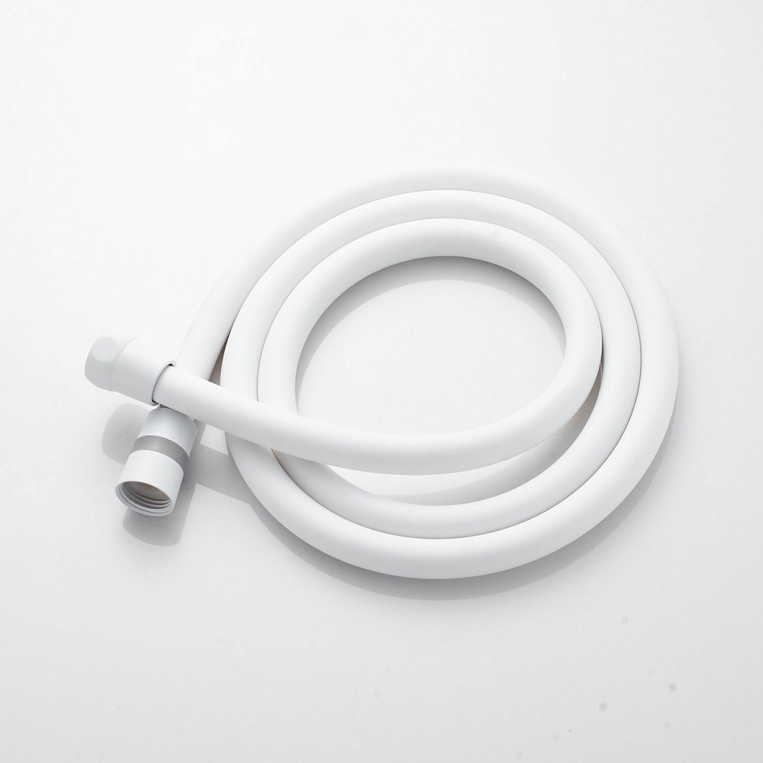 SE57-15 Шланг в силиконовой оплетке 150 см белый