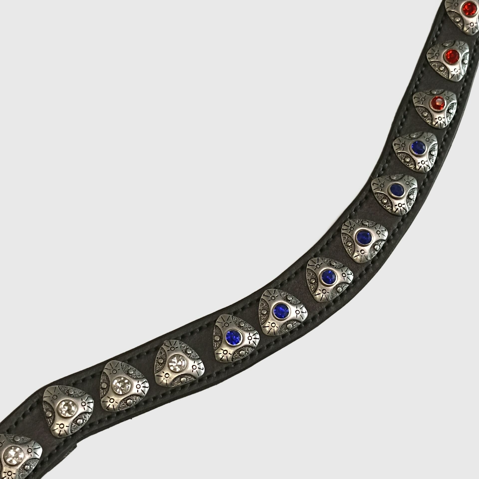 Налобный ремень для уздечки со стразами. Черный кожаный налобник для лошади + белые, синие, красные стразы. Флаг Россия