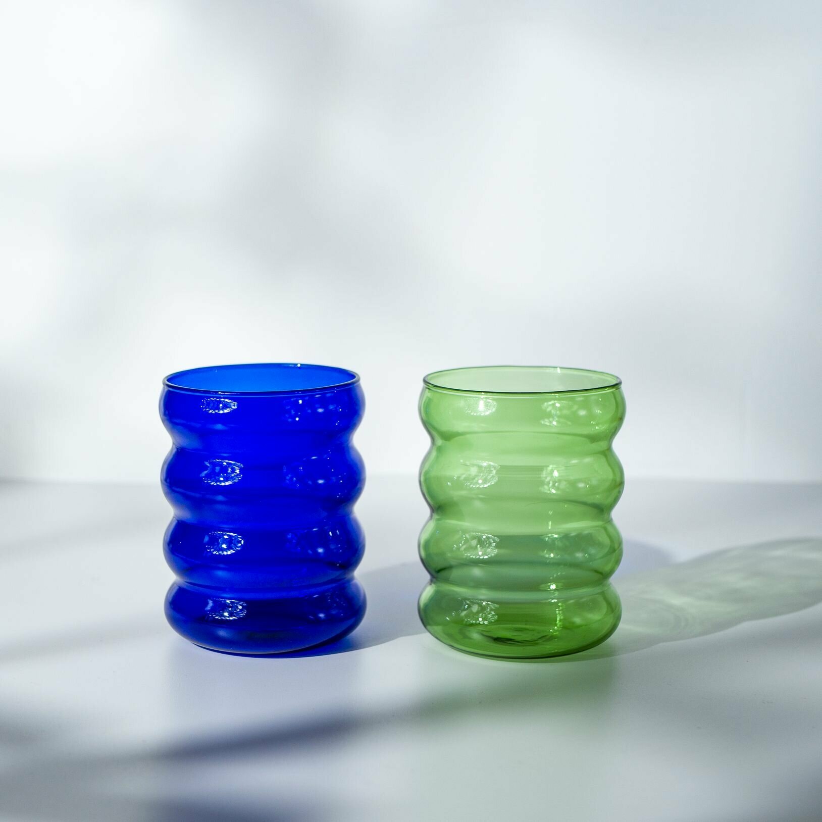 Набор стеклянных волнистых стаканов для кофе, латте, чая, бокал 300 мл 2 шт синий и зеленый