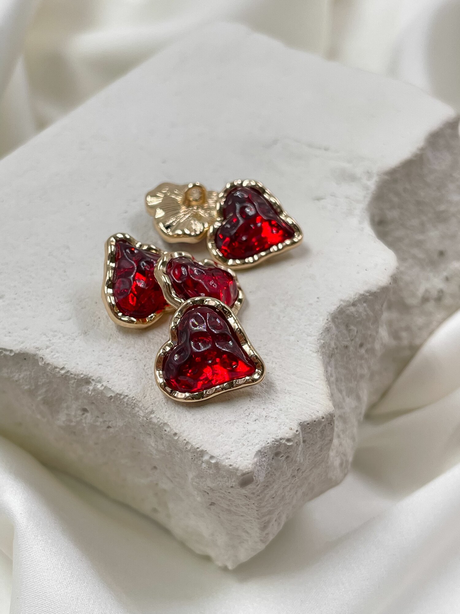 Пуговицы в форме сердца красного цвета в золотистом обрамлении 16 мм, 5 штук