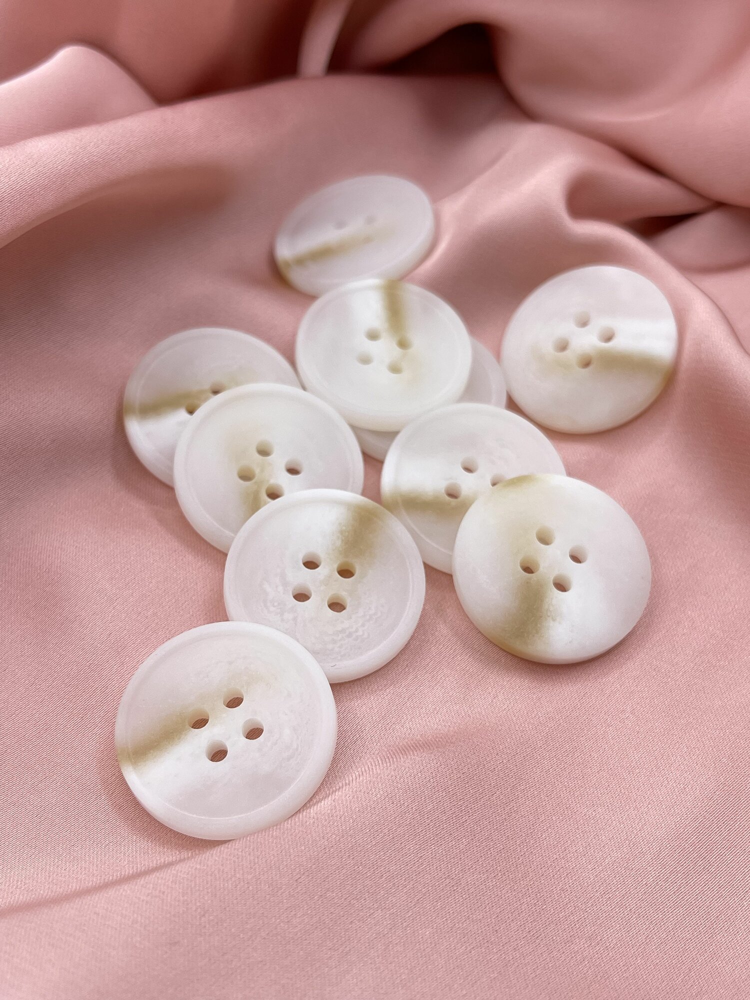 Пуговицы на прокол белые с бежевыми прожилками 24,5 мм, 10 штук