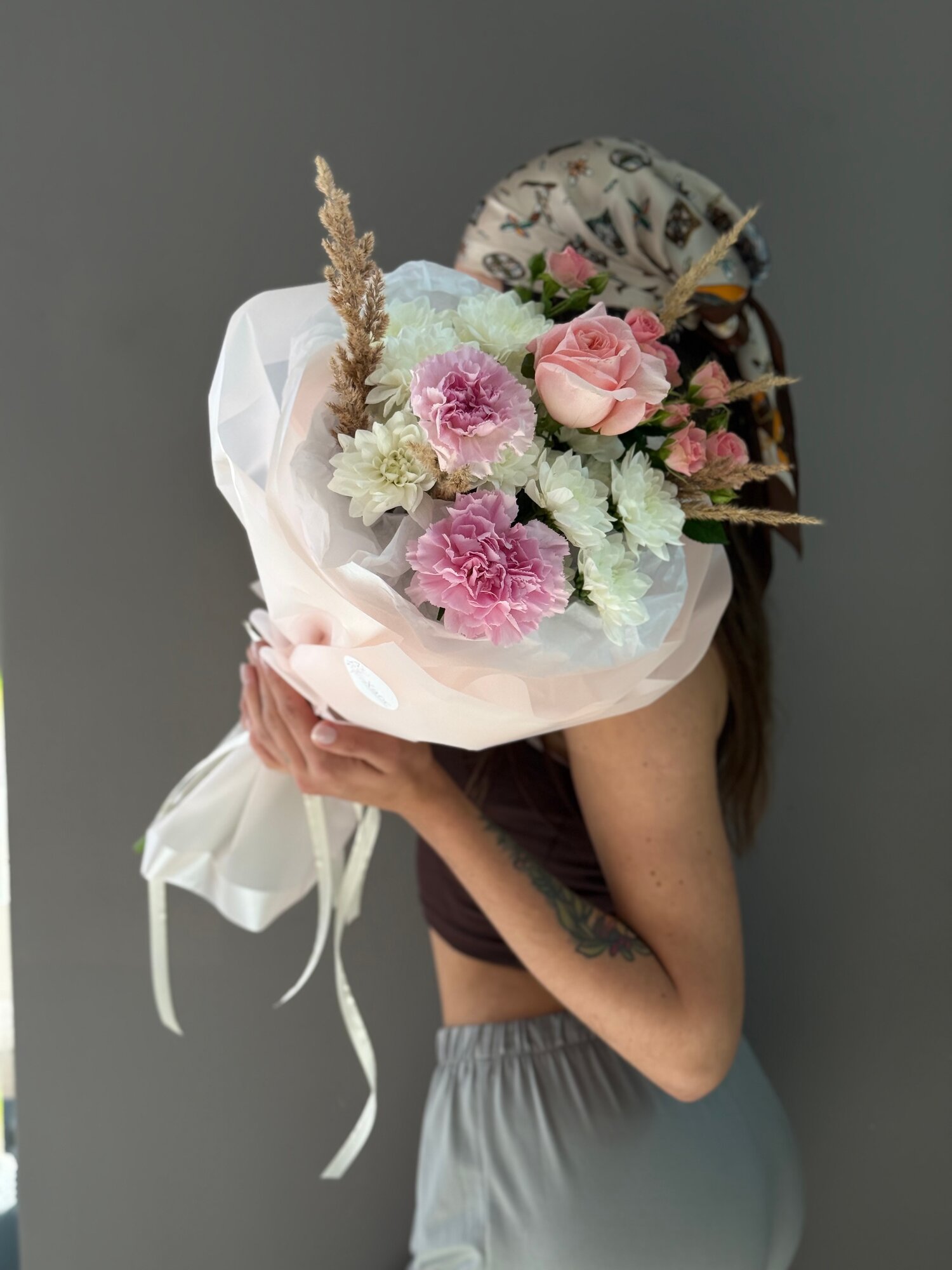 Букет нежный с хризантемой и розами «Утренняя нежность»